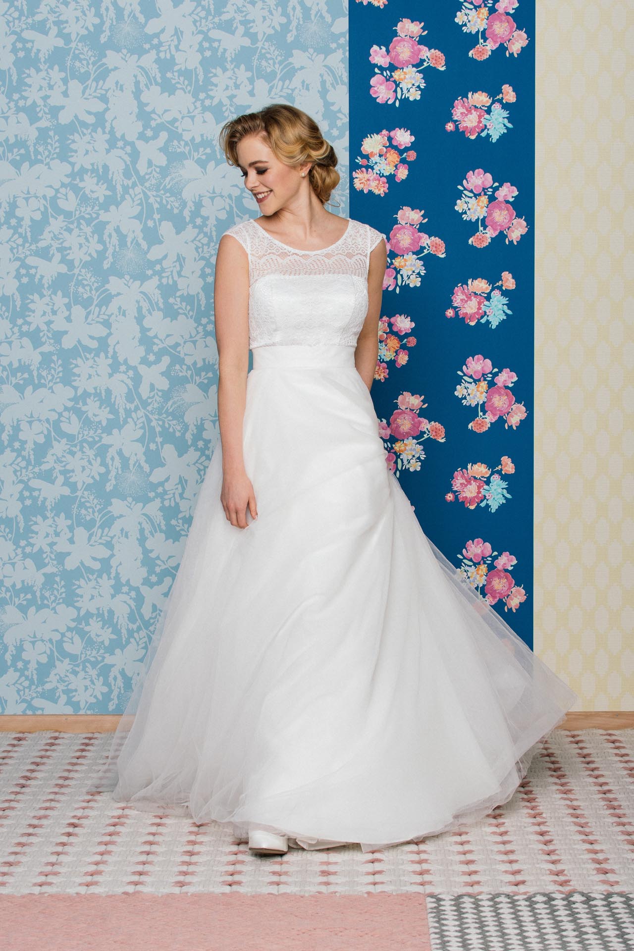 Brautkleid 50er Jahre Stil mit transparenter Schulter & Flügelarm ...