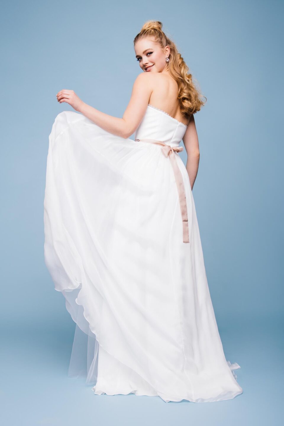 Brautkleid Seide | zarter Chiffonrock trifft schulterfreien Traum