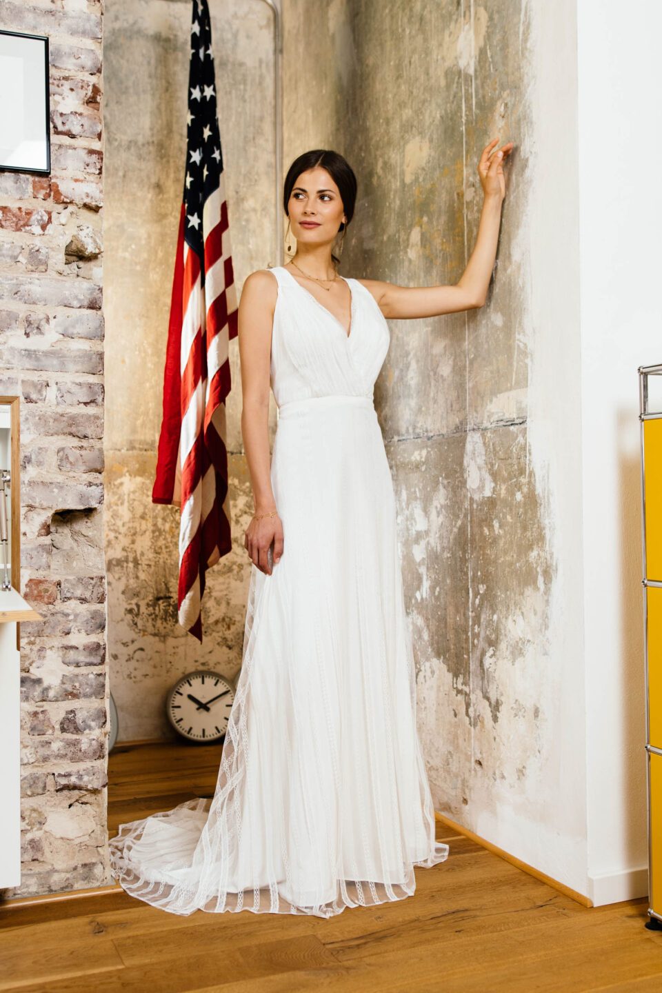 Brautkleider schlicht & clean | erlebe pures küssdiebraut Design