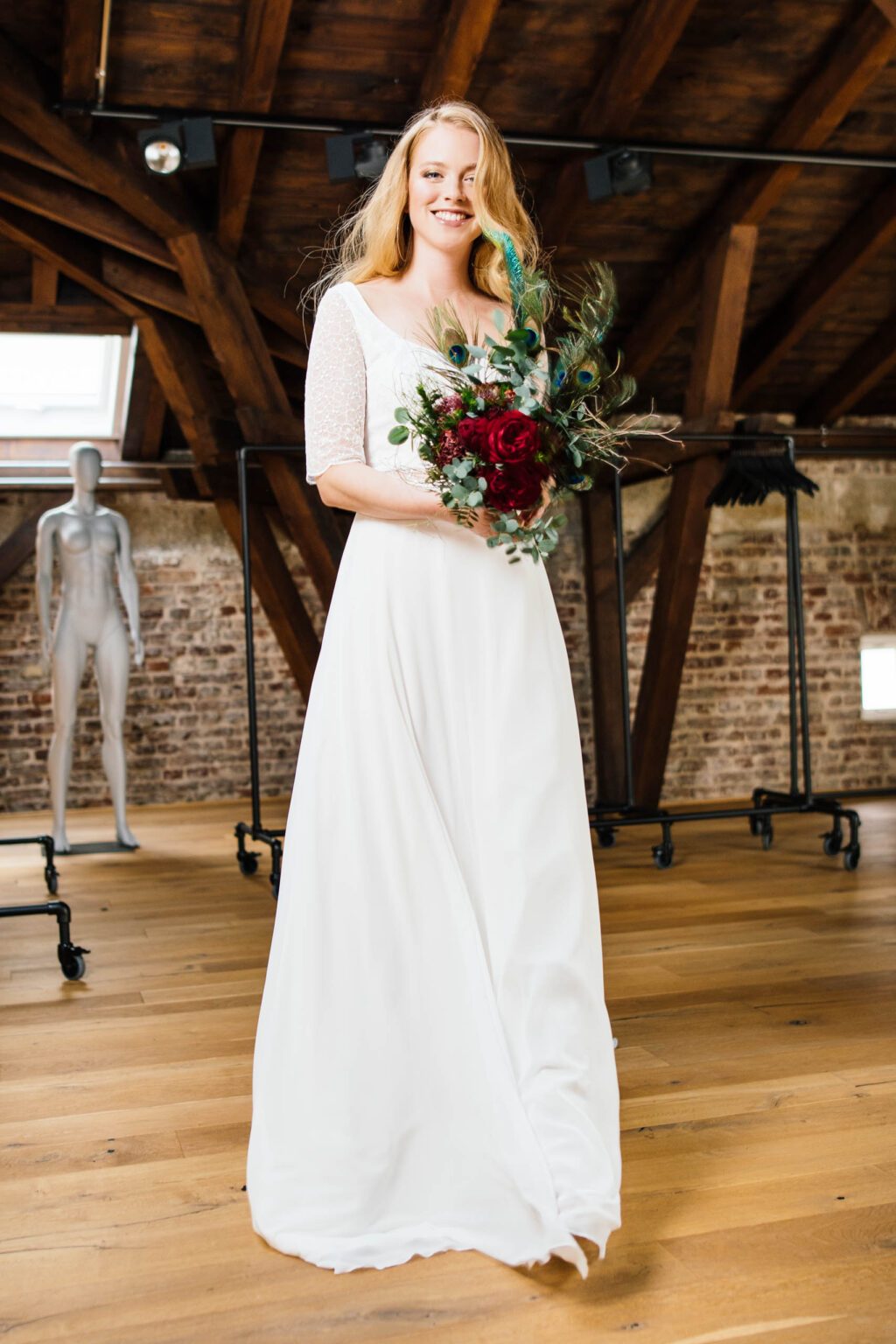 Brautkleid mit Rundhalsausschnitt & 3/4 Arm in toller Spitze